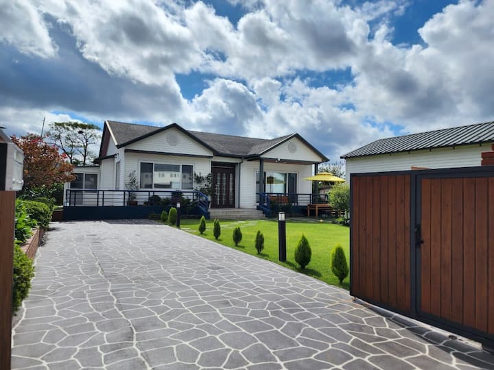 잔디마당 독채 펜션/바닷가.해수욕장15분/바베큐장/깨끗한 침구/제주놀러와펜션 - 외도동