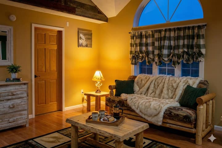 Grand King Apartment W/ Soaking Tub & Full Kitchen - Lake George, NY