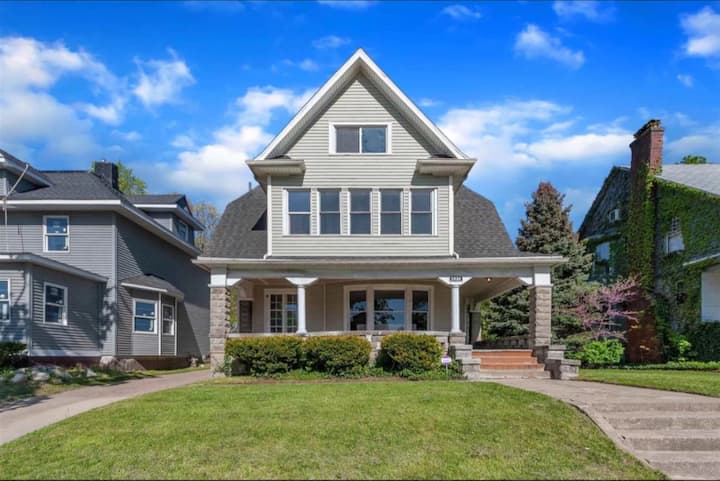 Nd Home—spacious 5+ Bdrms Less Than A Mile From Nd - South Bend, IN