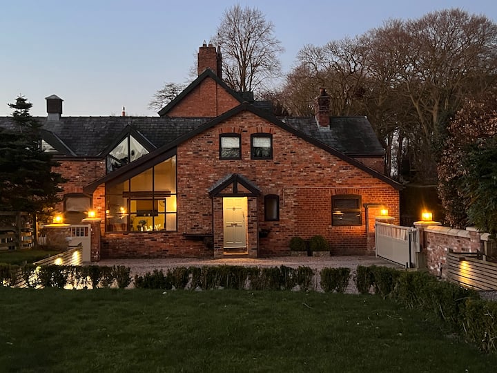 Corner House - The Leafy Cheshire Cottage - Northwich