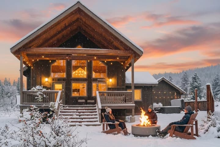 Cozy Cabin: Hot Tub, King Bed, Firepit!