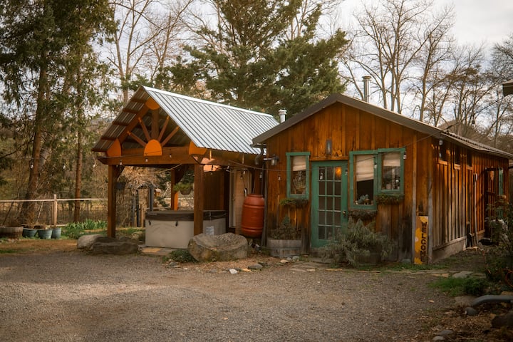 The Cedar Cottage - Creekside Studio - Oregon