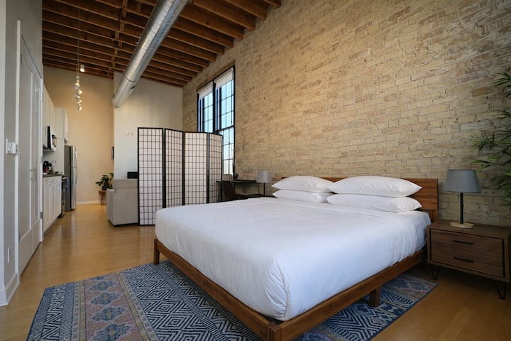 Bright Corner Studio Loft | King Bed + Parking - Milwaukee, WI