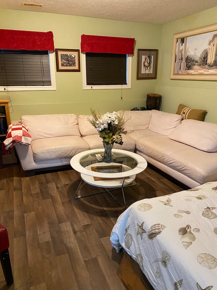 Welcome To Sugarlamb’s Vacation Studio - Kincardine