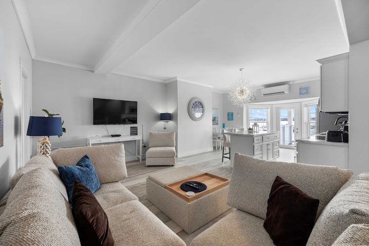 Beautiful Waterfront 2 Bdrm Condo Downtown Ch'town - Charlottetown