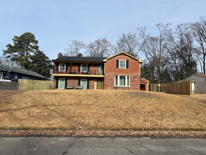 Spacious Home Behind Graceland W/8ft Privacy Fence - Memphis, TN