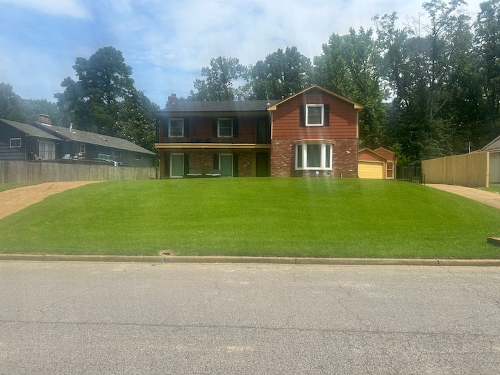 Spacious Home Behind Elvis Mansion - Memphis, TN