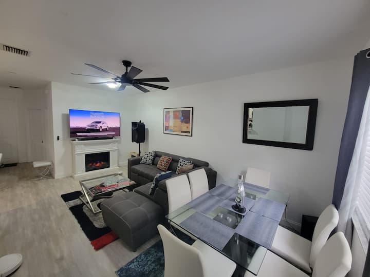 Cheerful 2 Bedroom Townhouse With Pool - Riviera Beach, FL