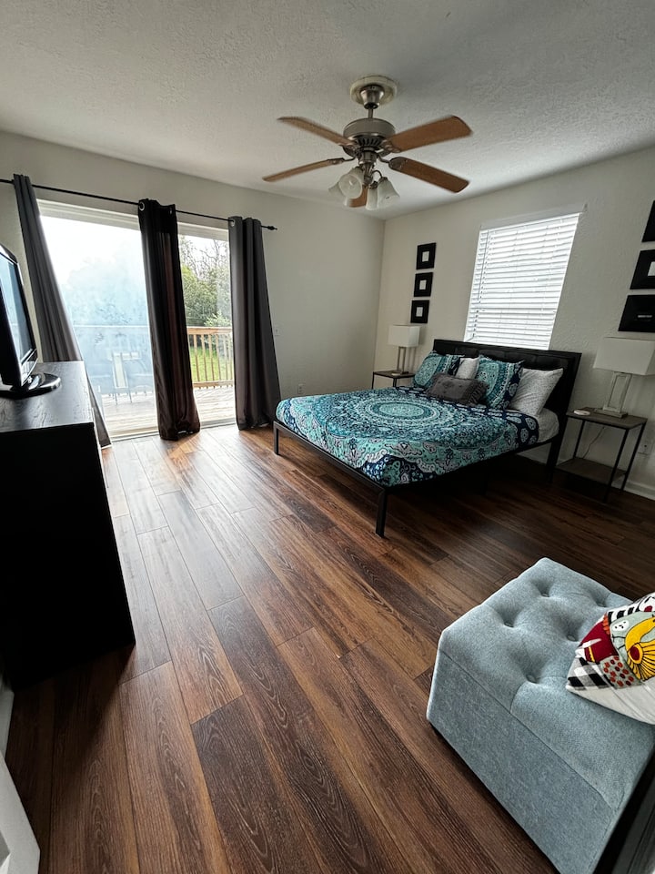 Spacious 3/2 Downtown Getaway - Pensacola, FL