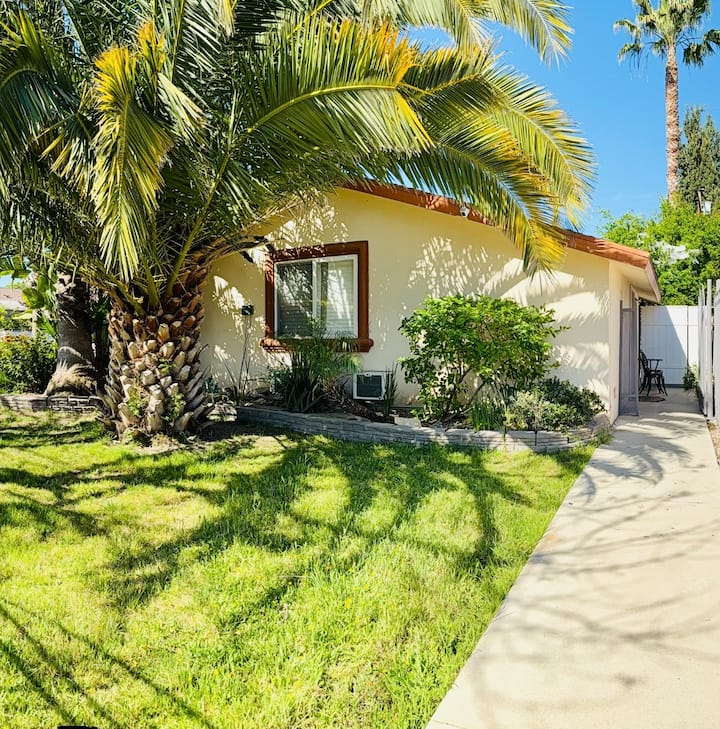 Cozy & Comfy
1 Bedroom Own Entrance W/dry
Parking - Los Angeles, CA
