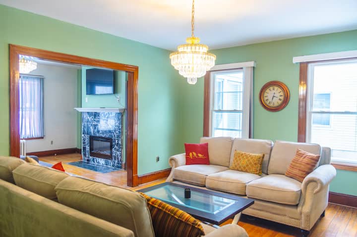 Bright Spacious 3br With 2 Living Areas - Hartford, CT