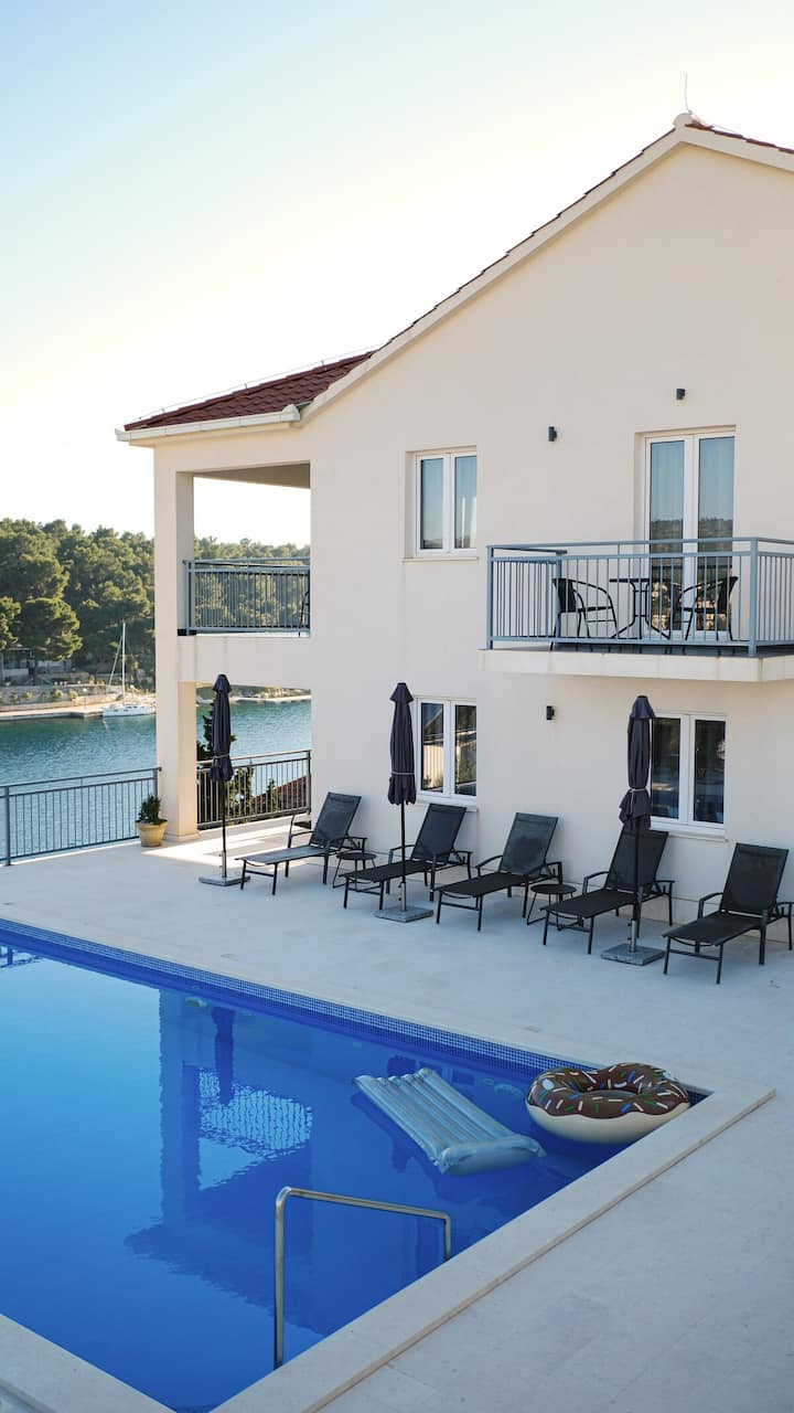 Villa Birke With Pool And Sea View Floor One - Milna