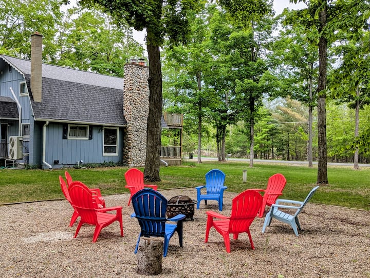 The Sunflower Chalet- 1 Minute To Mullett Lake - Mullett Lake, MI