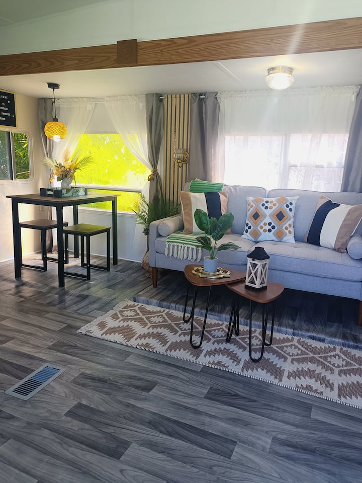 Prv Trailer 5 Miles To Beach 🏖Tropical Paradise🏝 - St. Petersburg, FL