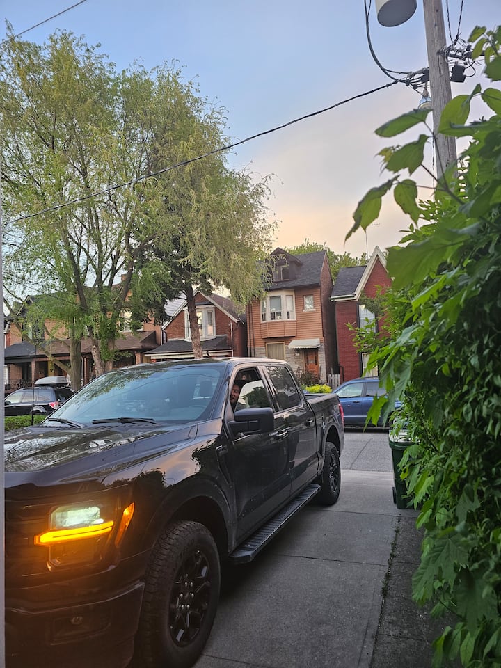 Top Floor 2bdrm. Wifi Parkimg Included - Toronto