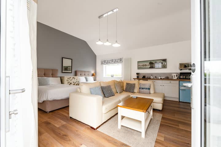 Modern Studio With Hot Tub Near Causeway Coast - Limavady