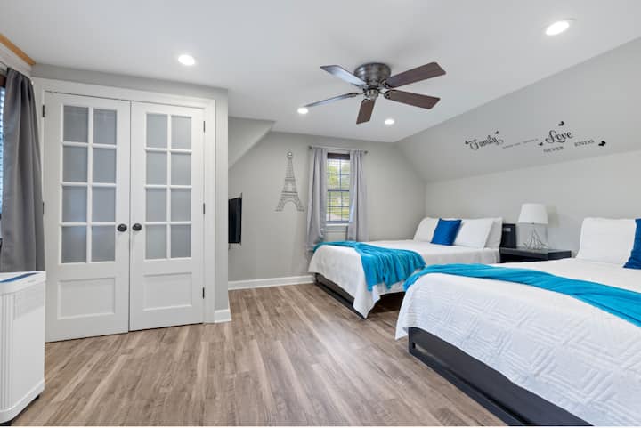 Beautiful 10-person Home ~Game Room~pet Friendly - Rockford, IL