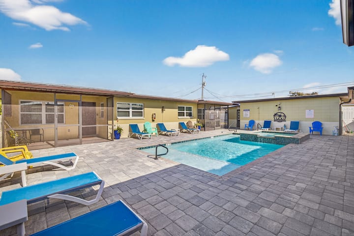 Seaturtle Apt 3 -Tudor Getaway Resort-heated Pool - Cypress Lake, FL