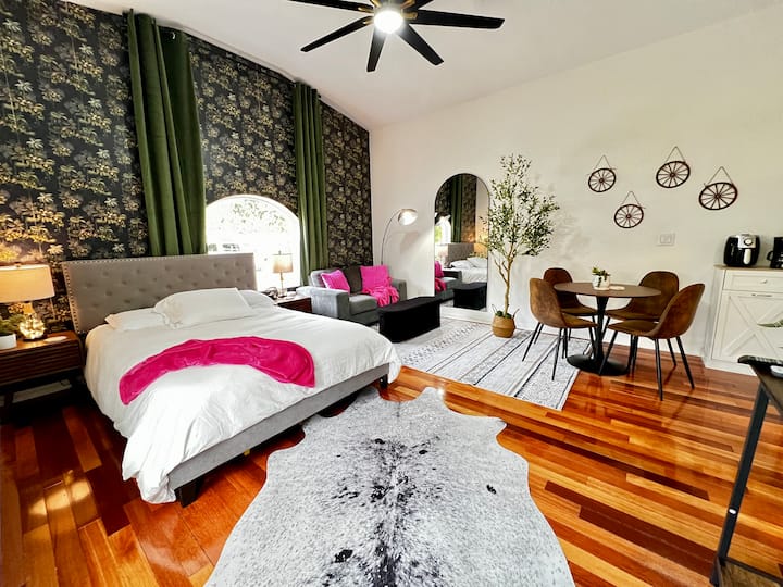 Luxurious Bath, Peaceful Stay: Private Guesthouse - Camping World Stadium - Orlando