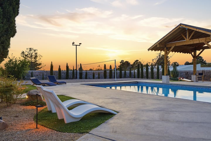 Private Beach Volleyball Pool Retreat - ラスクルーセス, NM