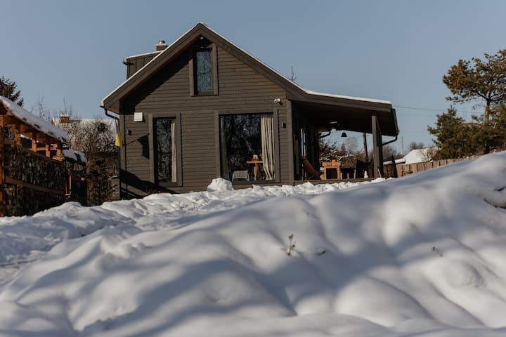 Knyaginky: A Wooden House With A Fireplace - Ucrania