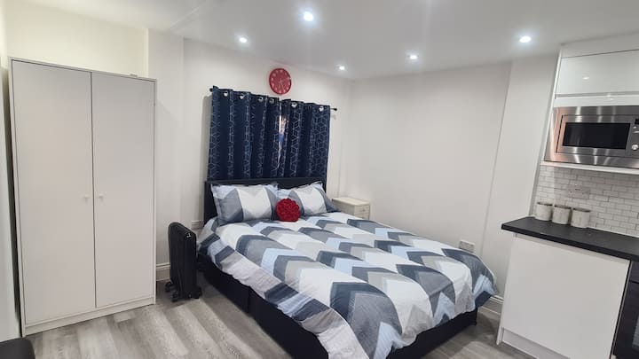 Luxury Studio With Parking Whole Unit To Yourself - Harrow