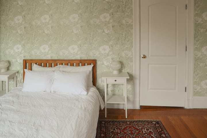 Spacious Room In Greenpoint Apartment - Brooklyn, NY