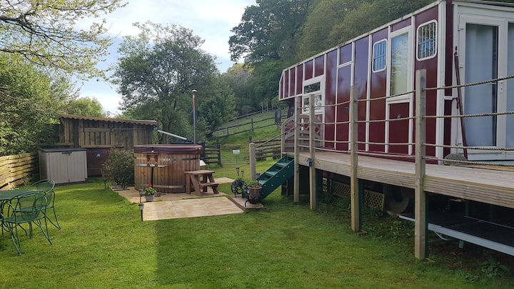 Unique Converted Lorry Horsebox Hot Tub Hideaway - Ross-on-Wye