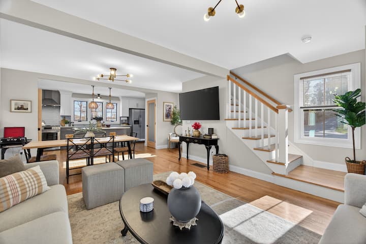 Coastal Farmhouse Walking Distance To Town - Madison, CT