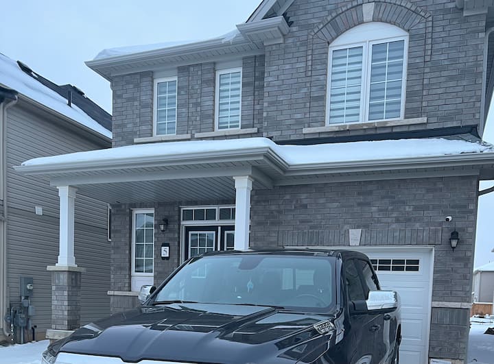 The White Oak Guesthouse - Brantford, ON