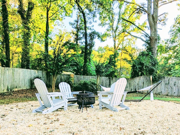 Red Door Retreat + Outdoor Bar, Firepit, S'mores! - Hurricane Harbor, Austell