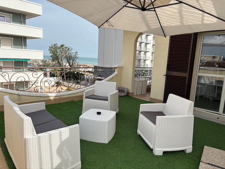 Attico Fronte Spiaggia Con Un Posto Auto Privato - Rimini