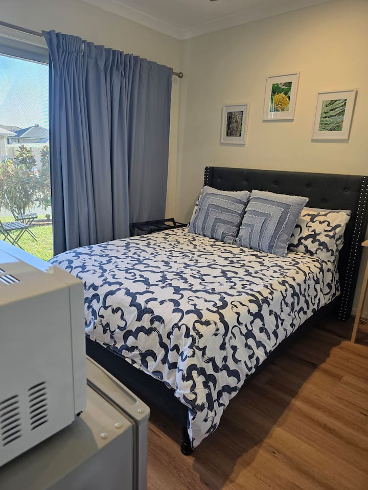 Charming Bedroom With Plenty To Offer. - Redcliffe