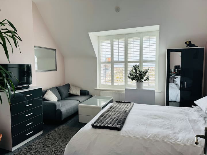 Penthouse Suite, Close To Train, Beach &
Shops - Hastings