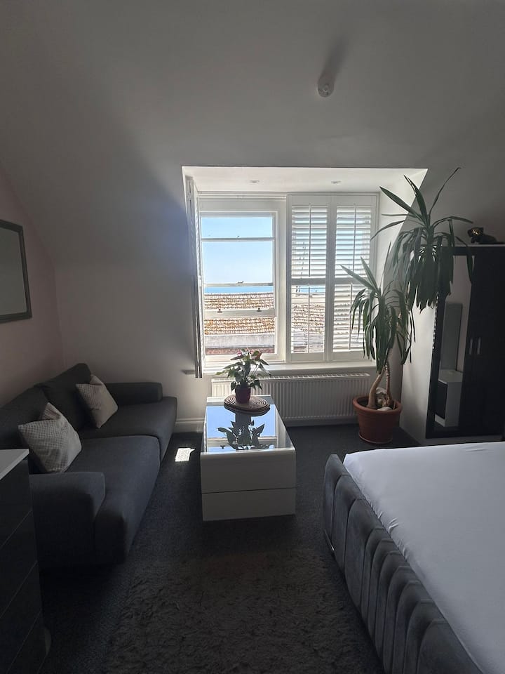 Penthouse Suite, Close To Train, Beach &
Shops - Hastings