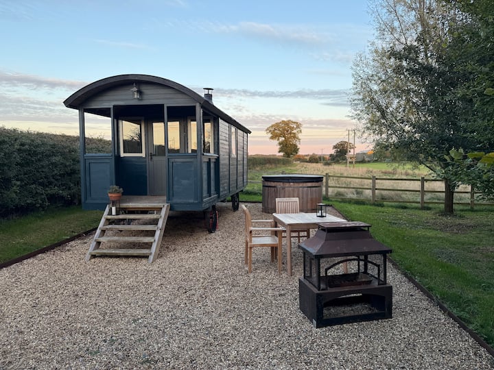 Delightful Shepherds Hut With Meadow Views - Wymondham