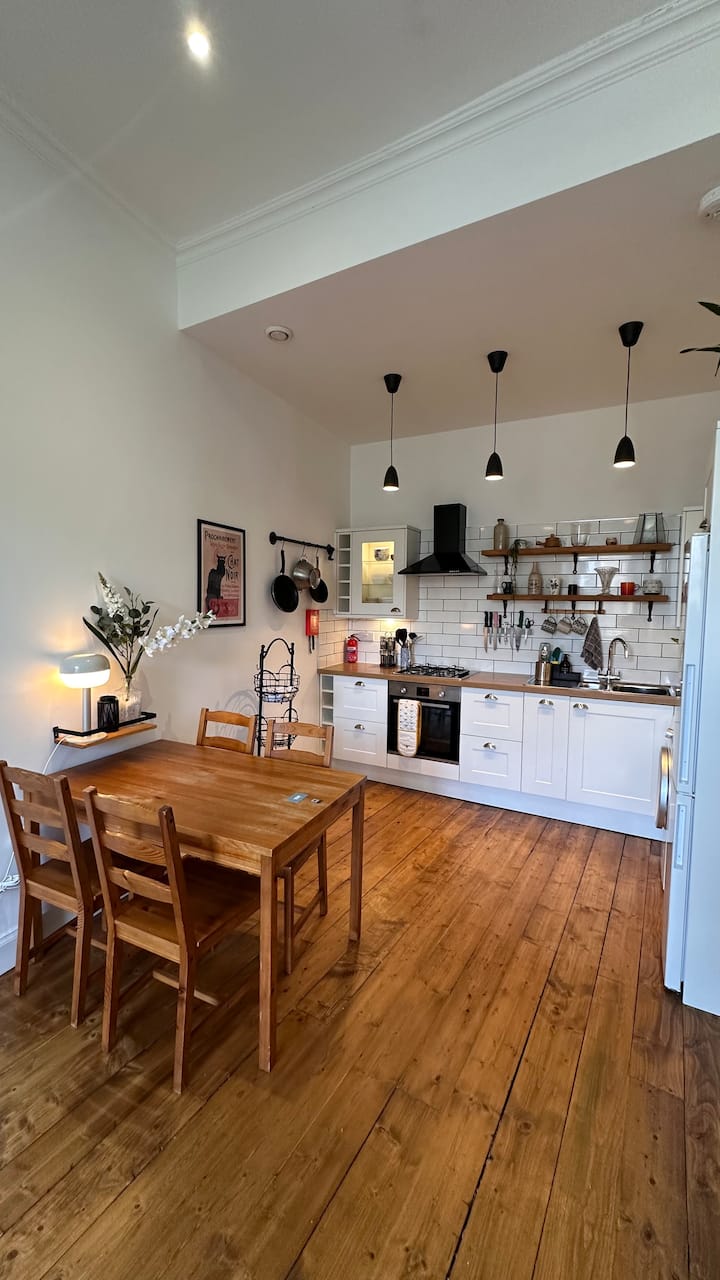 Modern + Sunny 2 Bed - Tram Stop Outside - Edinburgh