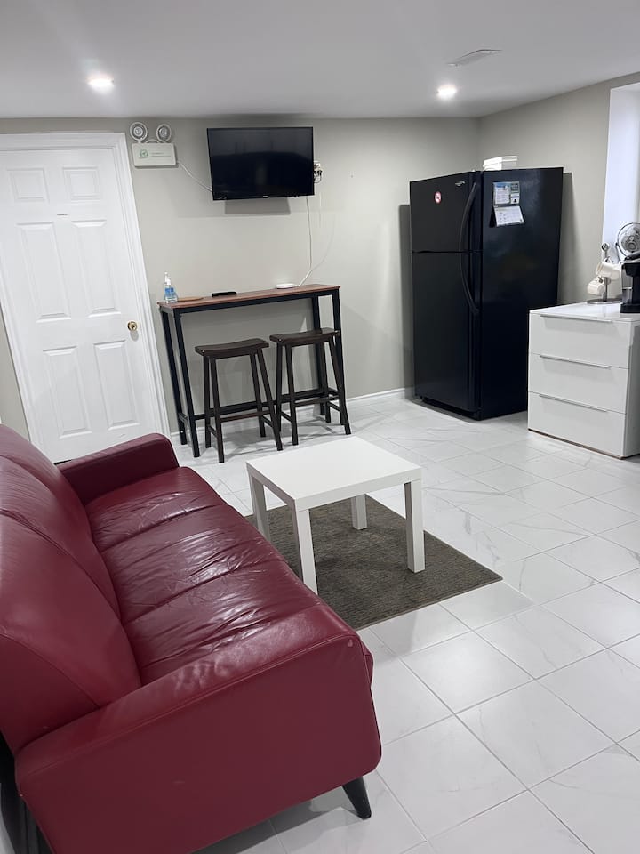 Private Room In Lower Unit - Windsor