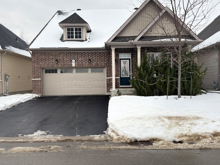 Chic Suburban Home In The Hub Of North Grenville. - Kemptville