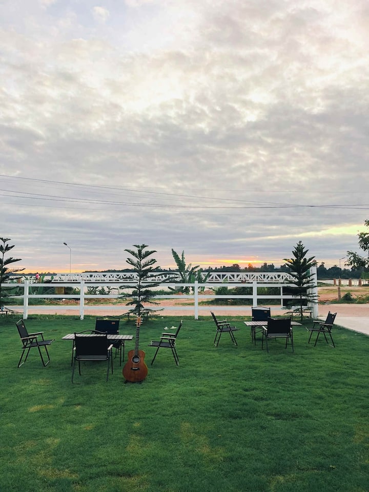 Cottage And Accommodation With A Beautiful Sunset. - Pak Khat