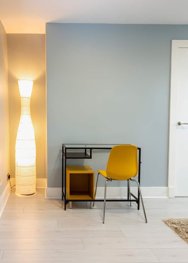Bright Quiet City Centre Apartment With Balcony - Edinburgh