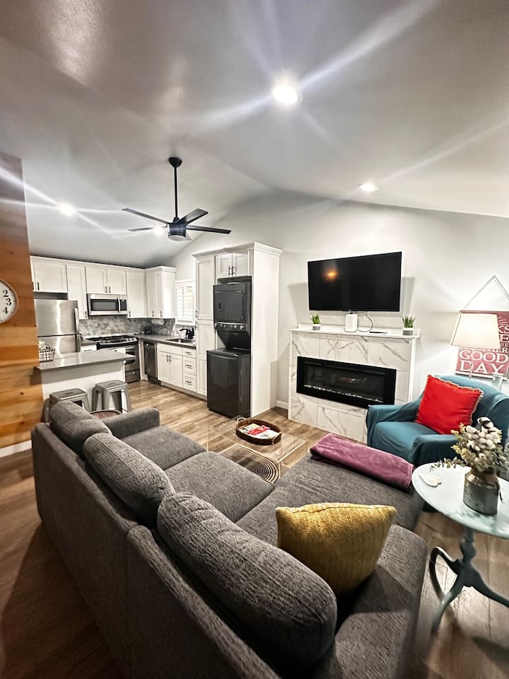 Phoebe's Pinecone Cottage, Your Home While Away! - Shoreline