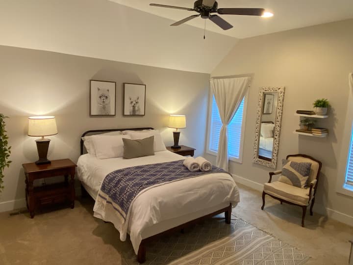 Private Suite— Only 5 Miles From Ut Campus! - Knoxville, TN