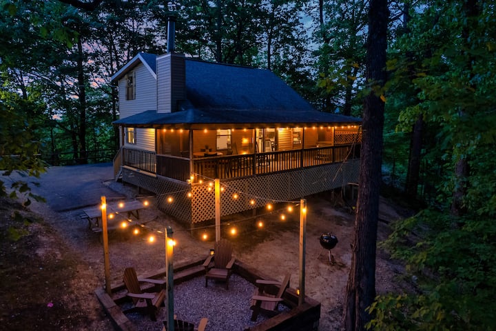 Secluded 4br/ 2ba Chalet Near Dollywood! Hot Tub, Wi-fi, Games - Pigeon Forge, TN