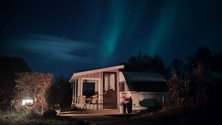 Sentrumsnær Campingvogn I Landlige Omgivelser. - Henningsvær