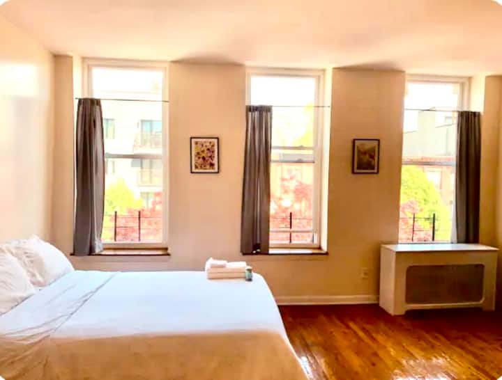 Lovely, Sunny, & Spacious Private Room - New York City