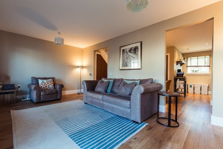 Spacious 3br | 3 Baths | Walk To Centre - Glasgow