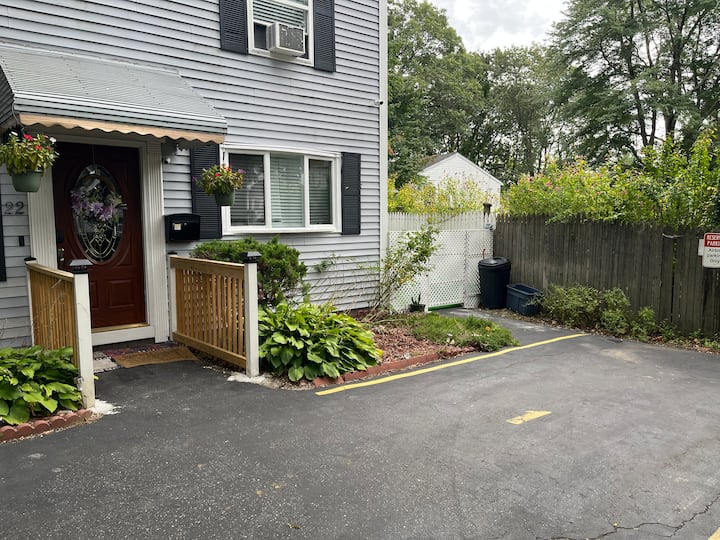 2 Bedroom Apartment Minutes Away From Everything - Worcester, MA