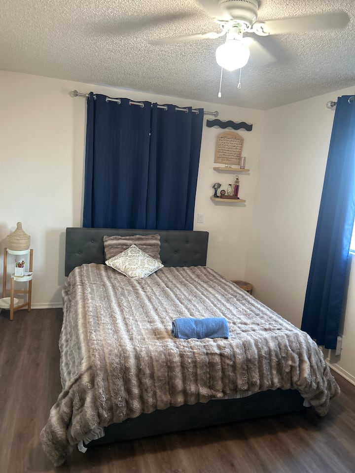 Cozy Bedroom - Oakland, CA