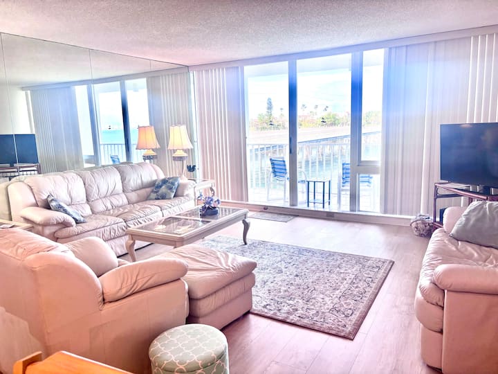 3 Bedroom Condo With A Pool On Boca Ciega Bay - St. Petersburg, FL